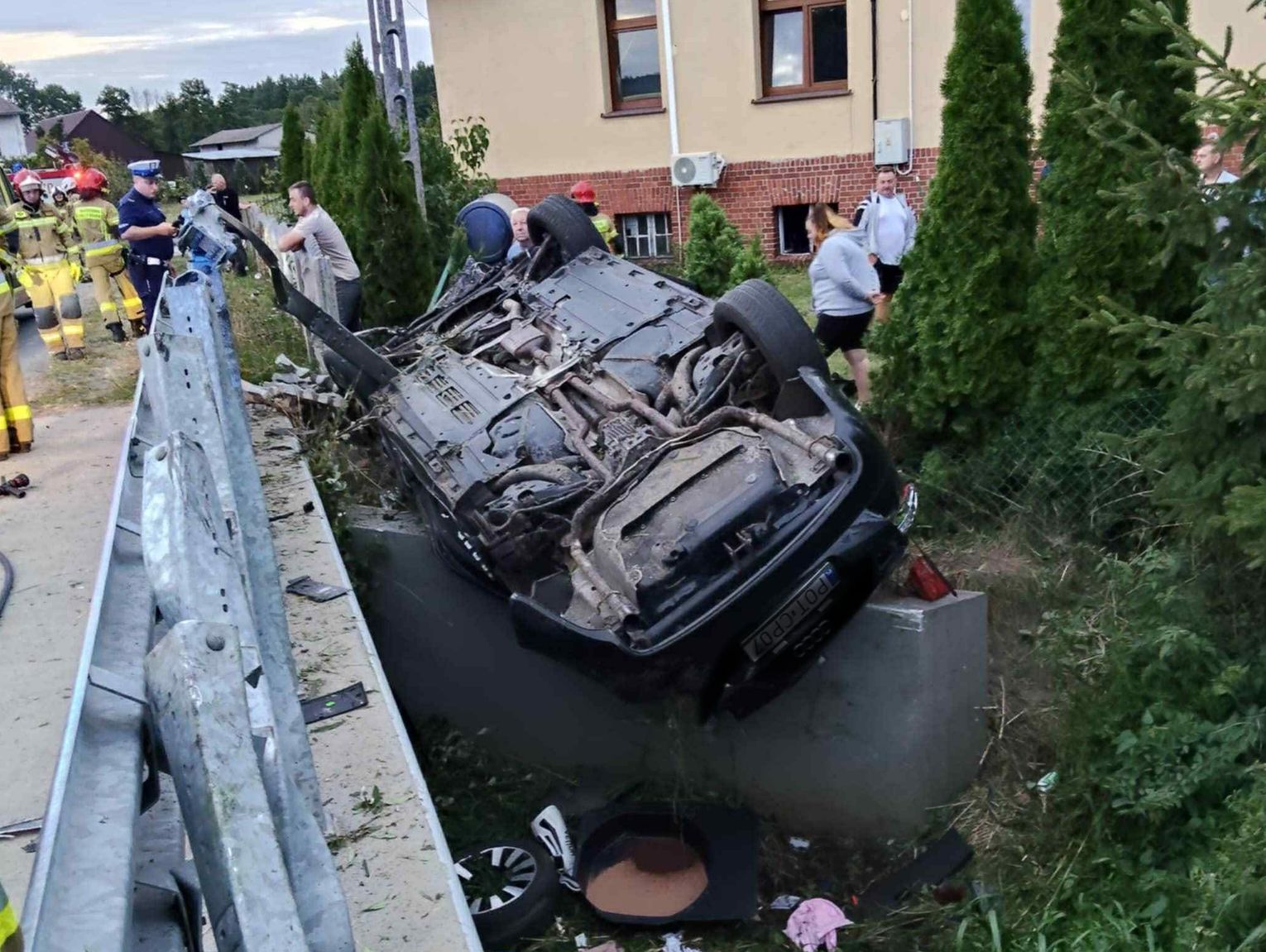 Groźny wypadek w Niwkach Staszowskich. LPR interweniuje