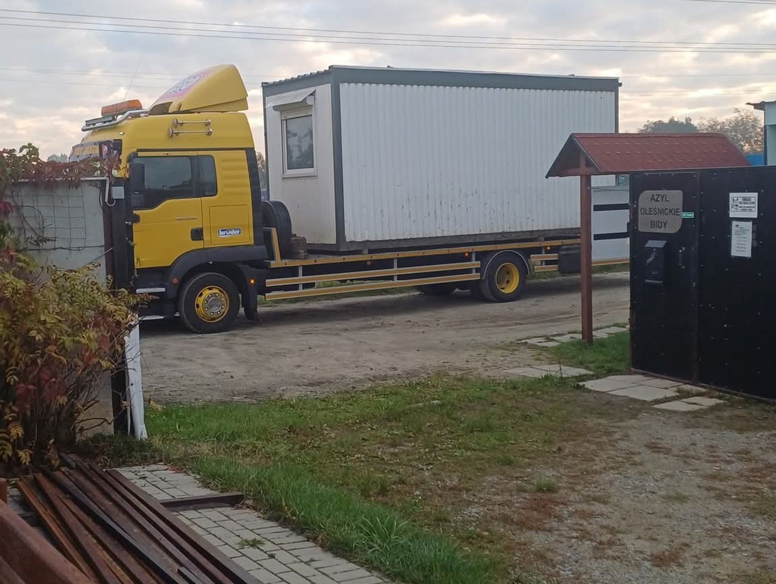 Oleśnickie Bidy mają nowy kontener dzięki sponsorowi z Ameryki