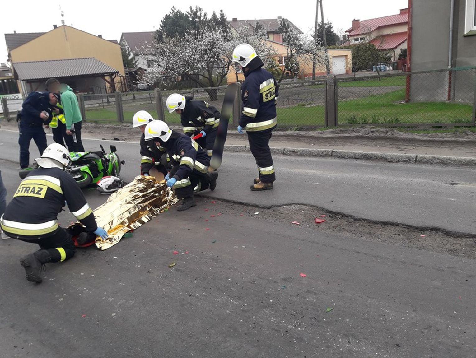 Uwaga, wypadek motocyklisty!