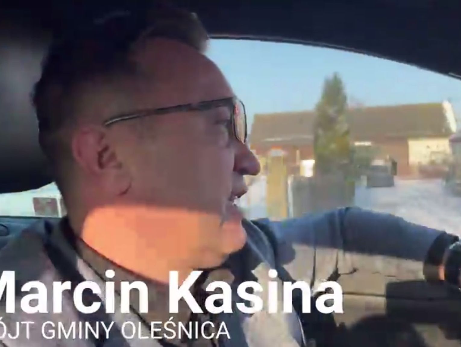 Wójt Kasina jedzie nową drogą ze Smolnej do Cieśli