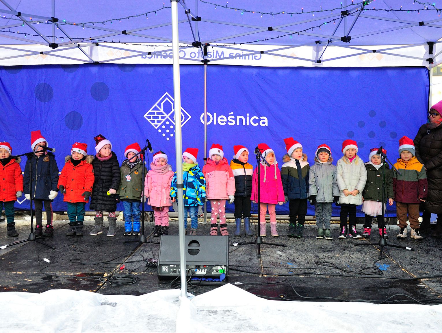 Misie z Przedszkola nr 3 śpiewają kolędę na Rynku w Oleśnicy